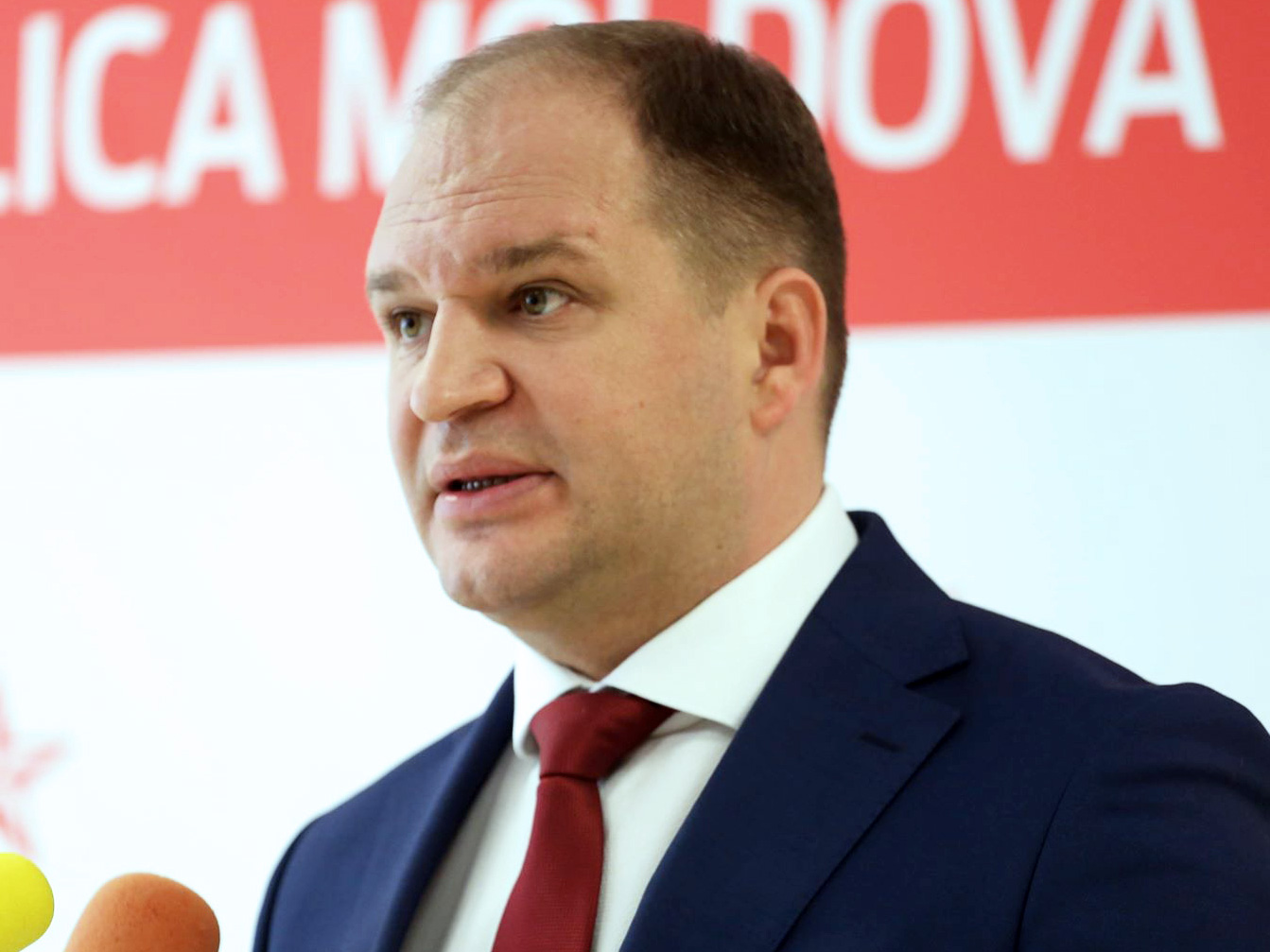 Muncitorii de la Spații Verzi au udat florile în timp ce ploua ...