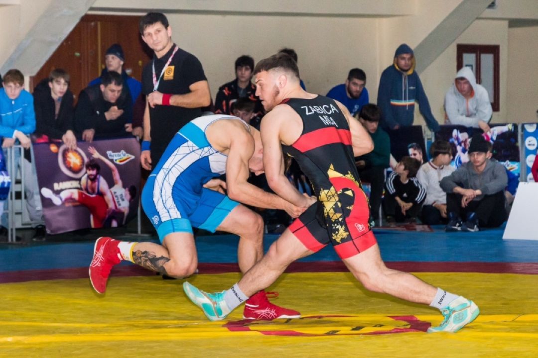 Peste 200 de sportivi la Campionatul RM de lupte greco-romane, libere ...