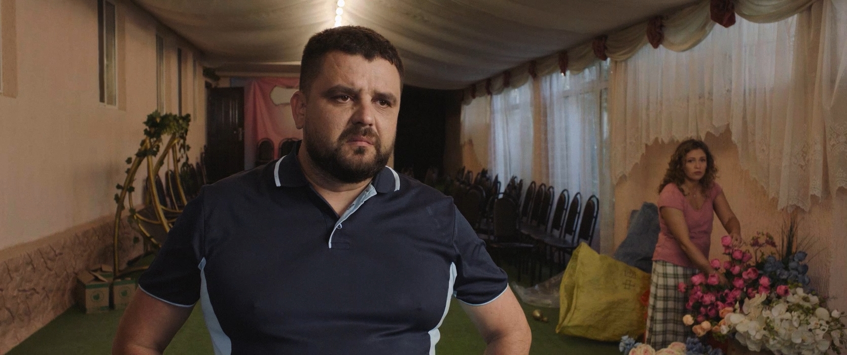 HOTARUL, noul film al echipei CARBON: când o nuntă e umbrită de un gard ...